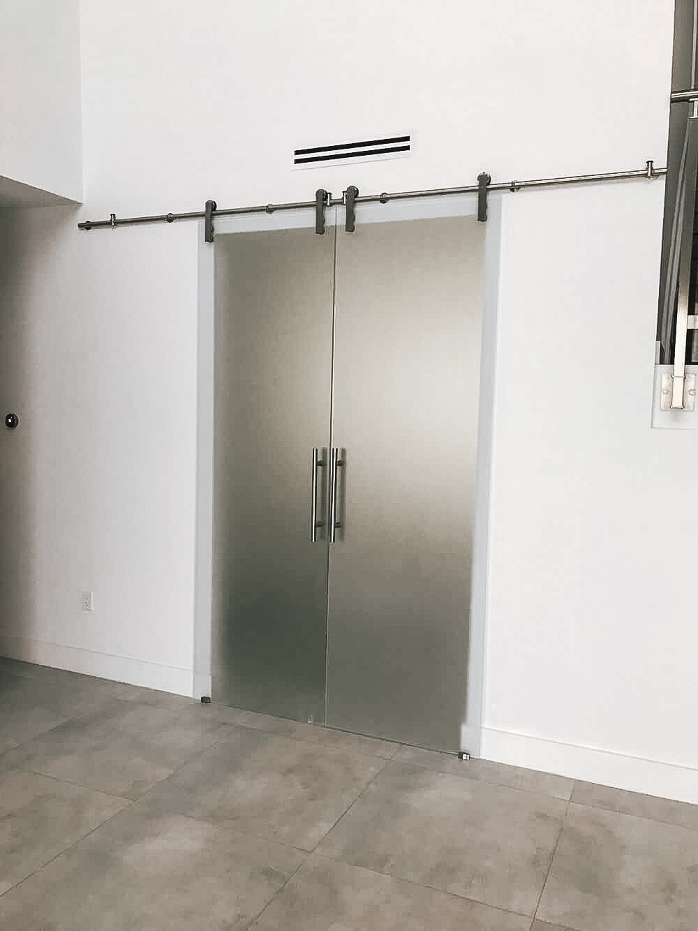 Custom Barn Doors for Interior Style & Function | Decoclosets Miami